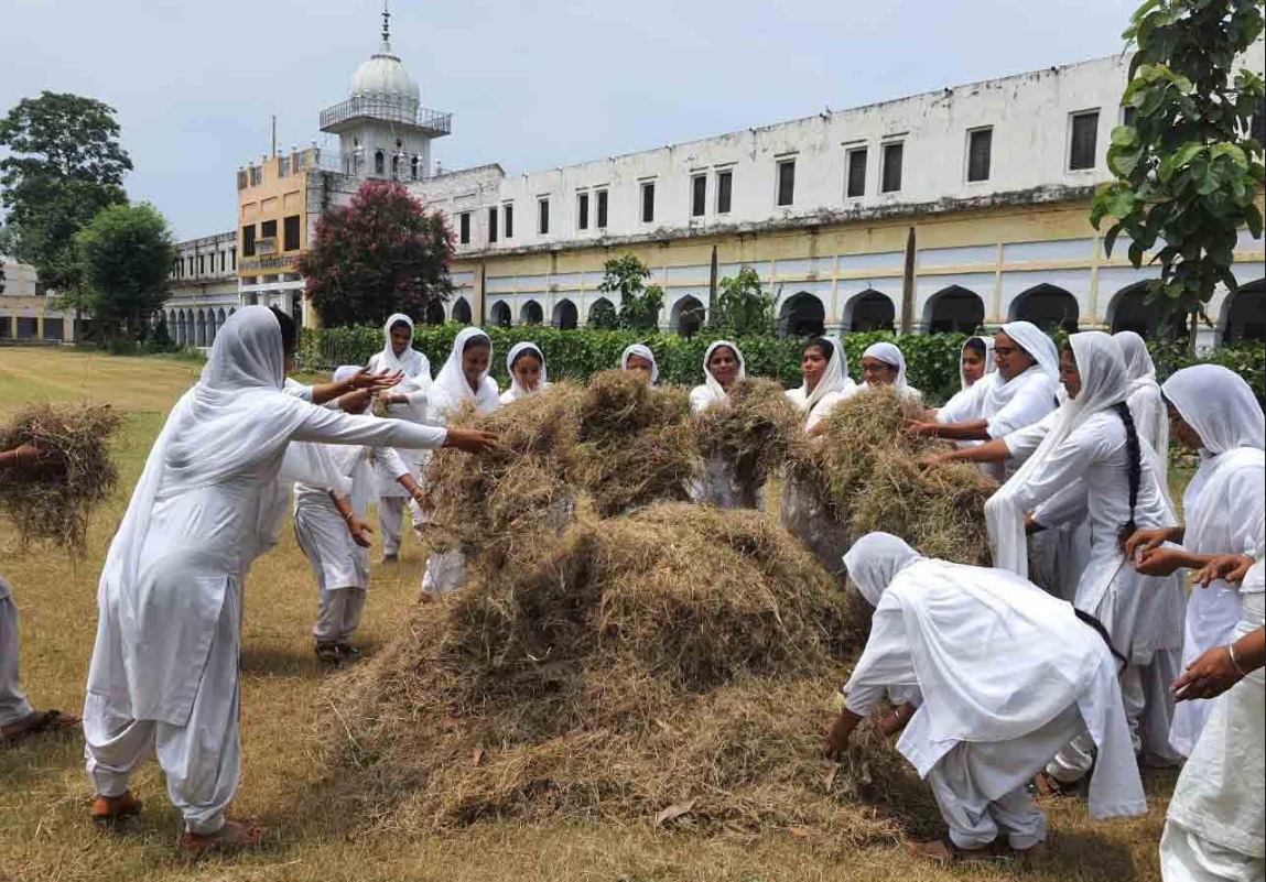 ਵਿਦਿਆ ਦੇ ਮੰਦਰ ’ਚ ਹੱਥੀਂ ਕਿਰਤ ਕਰਨ ਦੀ ਵਿਲੱਖਣ ਮਿਸਾਲ, ‘ਧੀਆਂ’ਦੇ ਜਜ਼ਬੇ ਨੂੰ ਸਲਾਮ