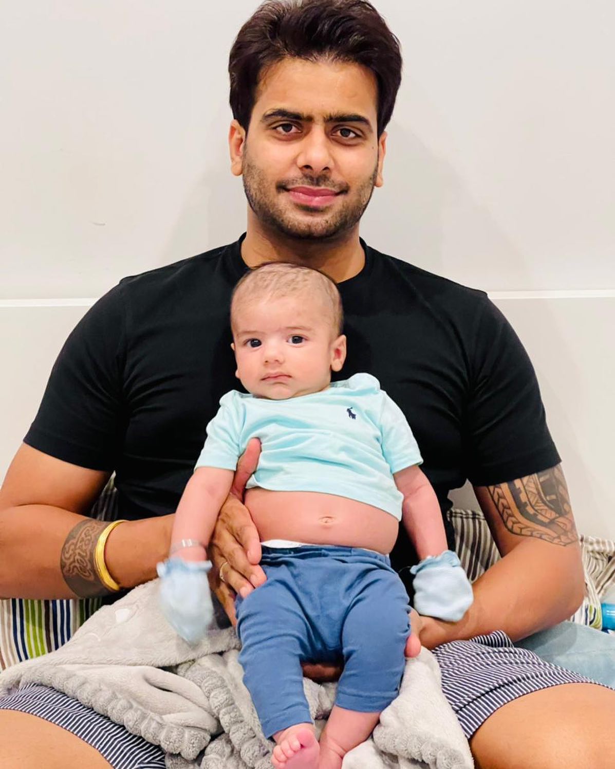 ਮਨਕੀਰਤ ਔਲਖ ਨੇ ਸਾਂਝੀਆਂ ਕੀਤੀਆਂ ਨਵਜੰਮੇ ਪੁੱਤਰ ਦੀਆਂ ਕਿਊਟ ਤਸਵੀਰਾਂ, ਹੋਈਆਂ ਵਾਇਰਲ