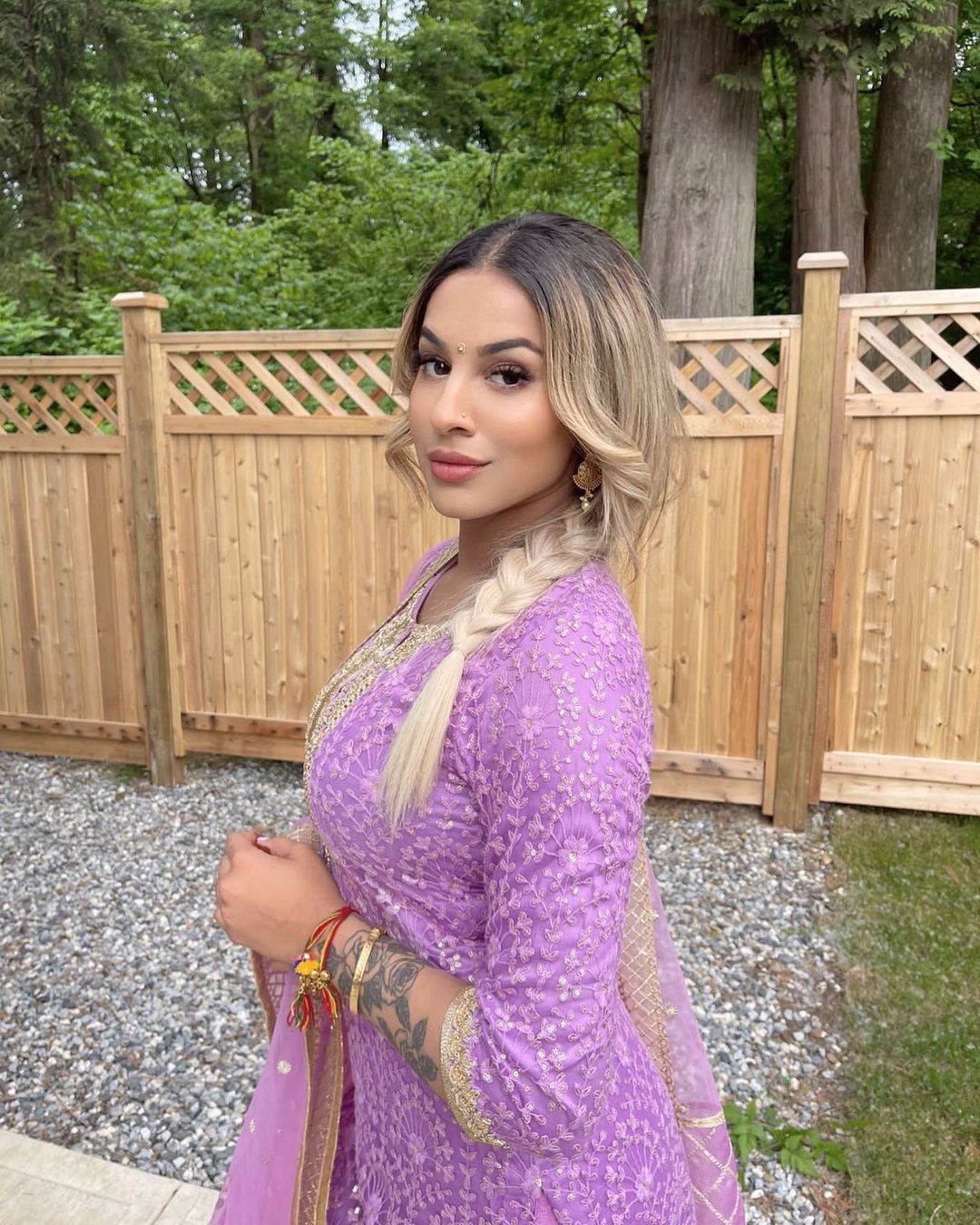 ਕਰਨ ਔਜਲਾ ਦੀ ਮਾਡਲ ਸਿਮ ਸਿੰਘ ਦਾ ਬੋਲਡ ਅੰਦਾਜ਼, ਫੈਨਜ਼ ਦੇ ਕਾਲਜੇ 'ਚ ਪਾਉਂਦੈ ਧੂਹ