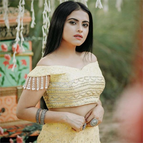 ਫੈਨਜ਼ ਦੇ ਦਿਲਾਂ 'ਚ ਖਿੱਚ ਪਾਉਂਦਾ ਹੈ ਸਿੰਮੀ ਚਾਹਲ ਦਾ ਦਿਲਕਸ਼ ਅੰਦਾਜ਼ - simi chahal