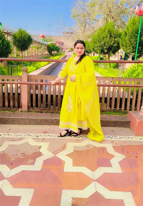 ਮੁਟਿਆਰਾਂ ਨੂੰ ਪਰਫੈਕਟ ਲੁੱਕ ਦੇ ਰਹੇ ਯੈਲੋ ਸੂਟ