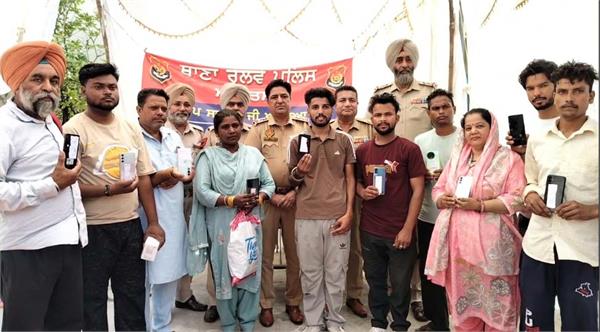 ਅੰਮ੍ਰਿਤਸਰ GRP ਪੁਲਸ ਦਾ ਸ਼ਲਾਘਾਯੋਗ ਉਪਰਾਲਾ, 30 ਗੁੰਮ ਹੋਏ ਮੋਬਾਇਲ ਫੋਨ ਲੱਭ ਕੇ ...