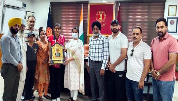 ਏਸ਼ੀਆ ਹਾਕੀ ਕੱਪ 'ਚ ਕਾਂਸੀ ਤਗਮਾ ਜੇਤੂ ਰਸ਼ਮੀਨ ਕੌਰ ਹਾਂਡਾ ਨੂੰ ਡਿਪਟੀ ਕਮਿਸ਼ਨਰ ਨੇ ...